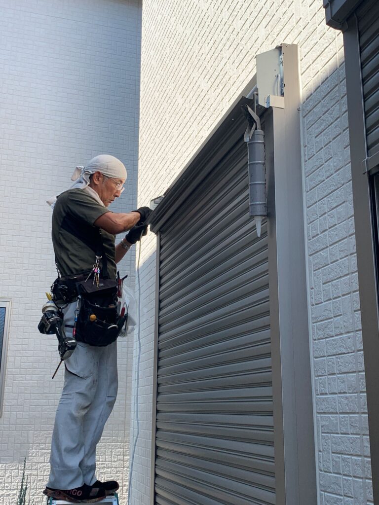 東京都練馬区 K様邸 LIXILの手動シャッターを電動化工事 – 日本ケイアンドアイ シャッター電動化 光通風雨戸