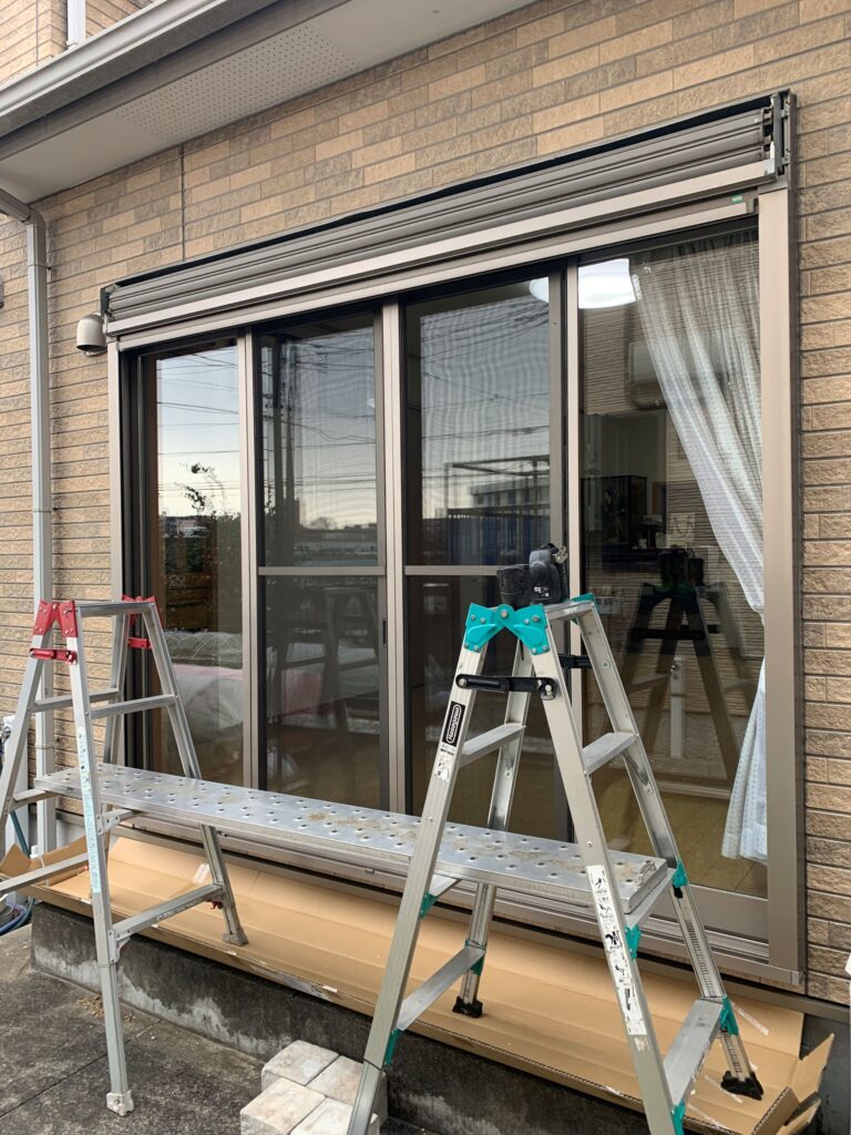 神奈川県横浜市 N様邸 トステム（現：LIXIL）の手動シャッターをソムフィキットで電動化工事 – 日本ケイアンドアイ シャッター電動化 光通風雨戸