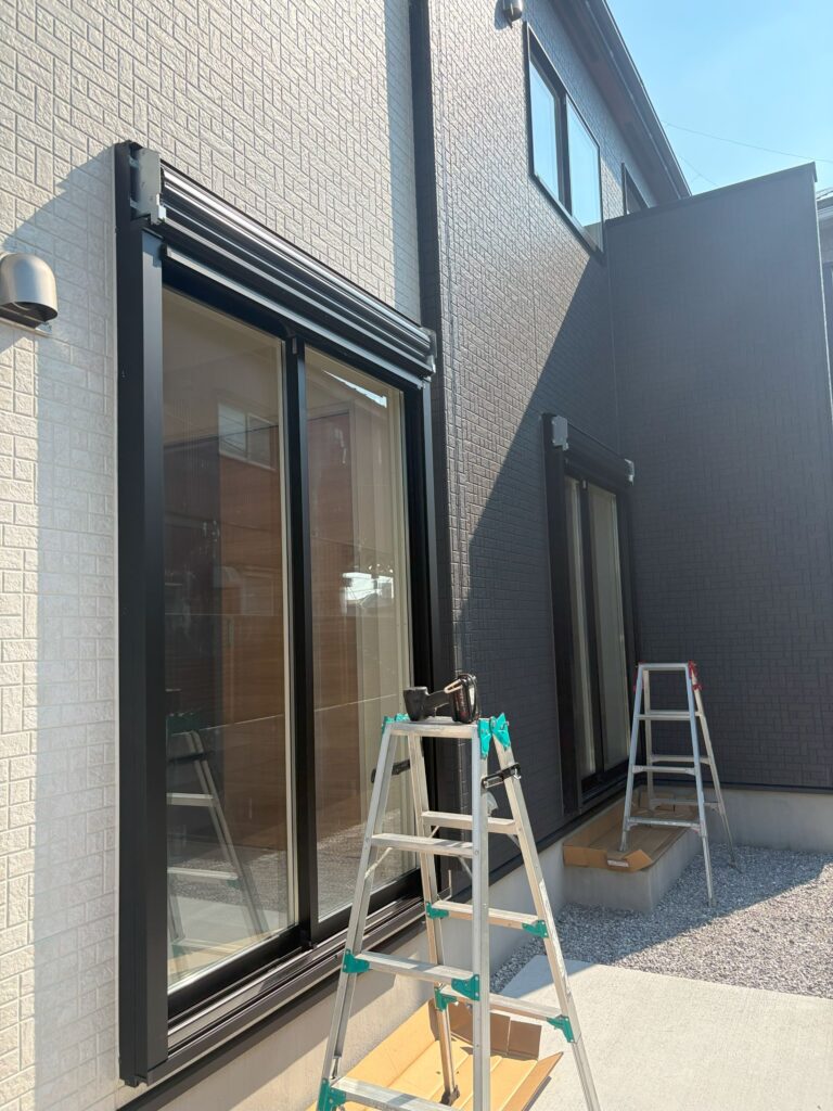 埼玉県熊谷市 N様邸 LIXIL手動窓シャッターを電動化工事 – 日本ケイアンドアイ シャッター電動化 光通風雨戸