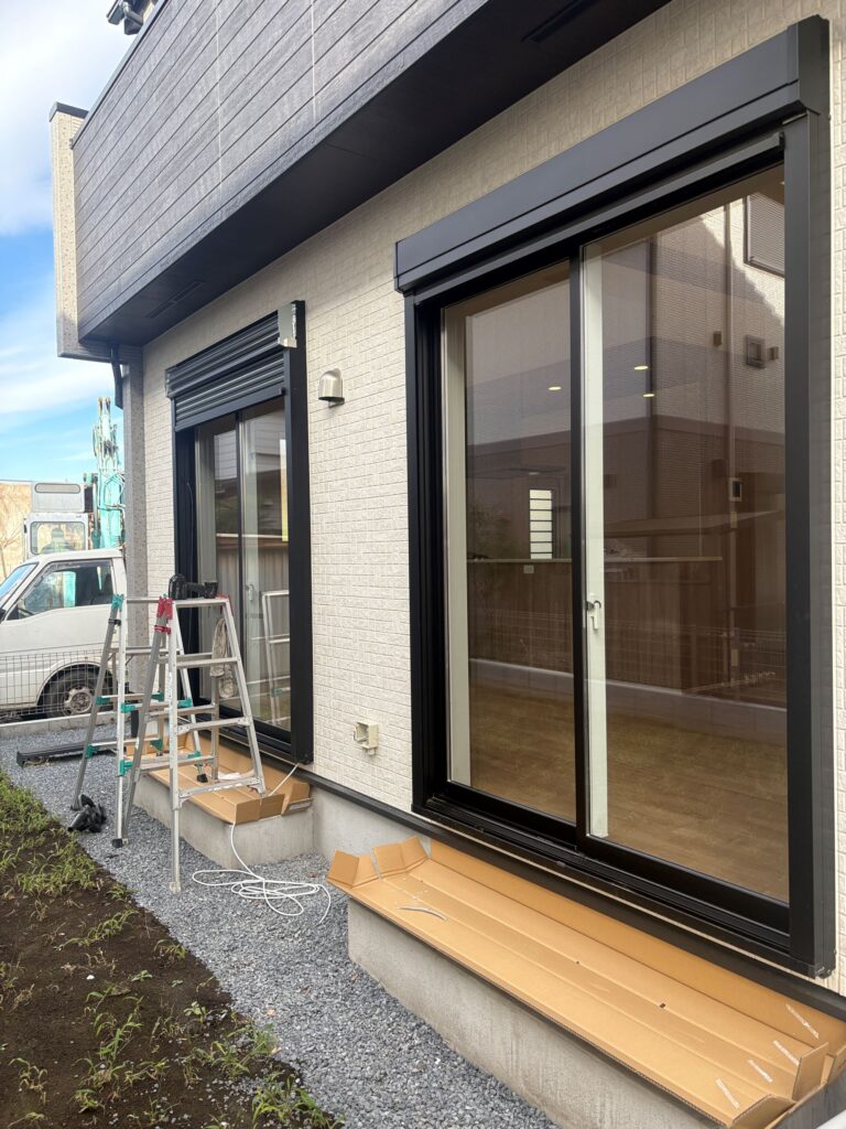 栃木県宇都宮市 K様邸 LIXIL手動シャッターをソムフィキットで電動化工事 – 日本ケイアンドアイ シャッター電動化 光通風雨戸