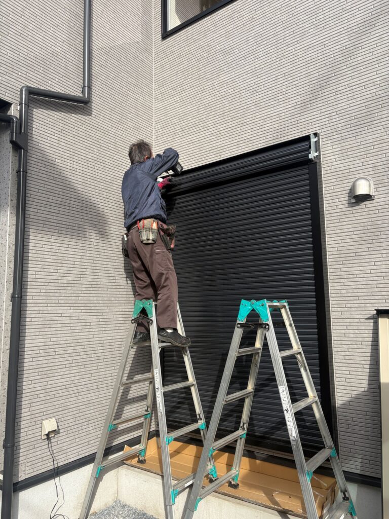 栃木県宇都宮市 K様邸 LIXIL手動シャッターをソムフィキットで電動化工事 – 日本ケイアンドアイ シャッター電動化 光通風雨戸