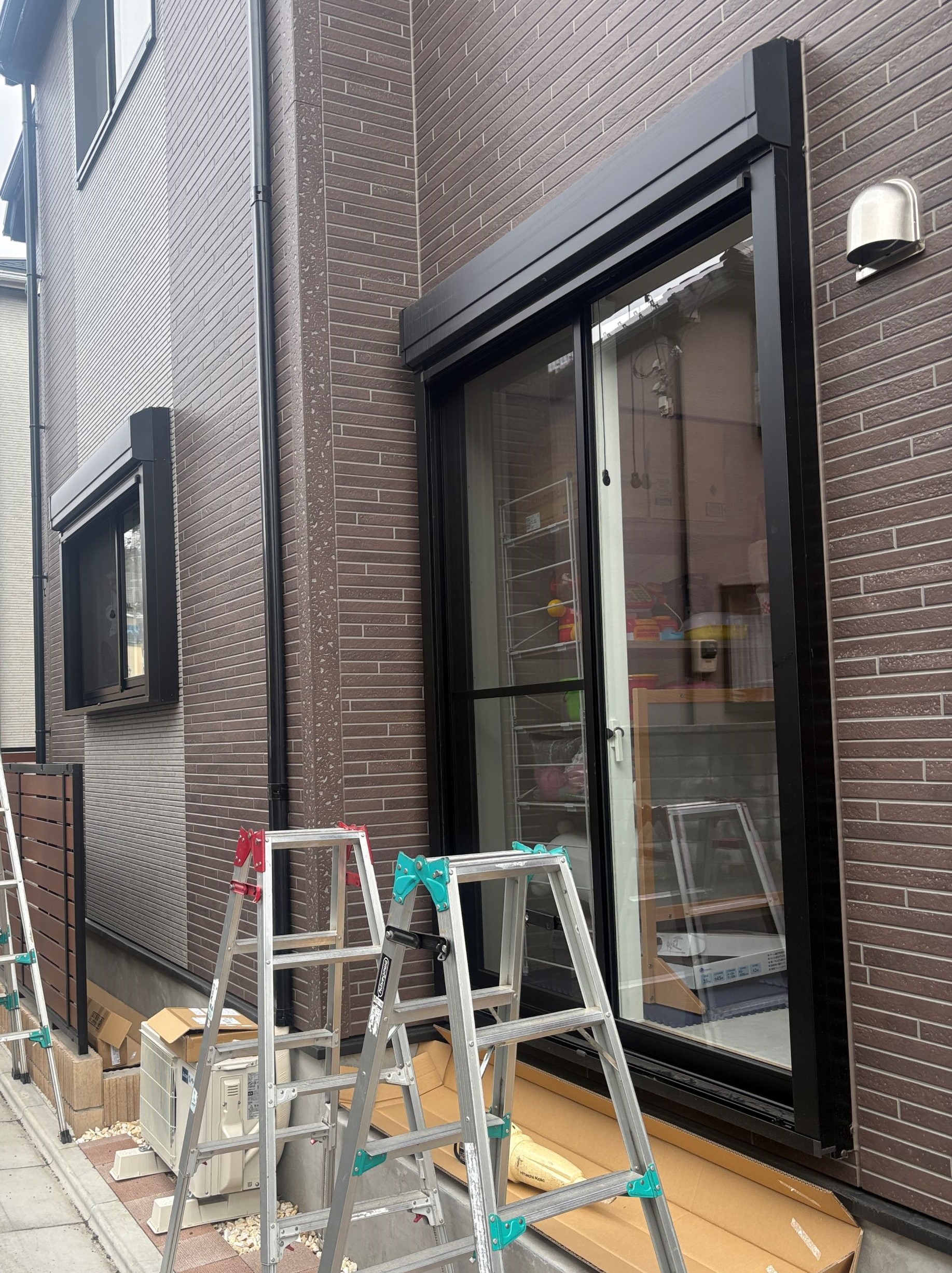 東京都府中市 M様邸 LIXIL手動シャッターをソムフィキットで電動化 – 日本ケイアンドアイ シャッター電動化 光通風雨戸