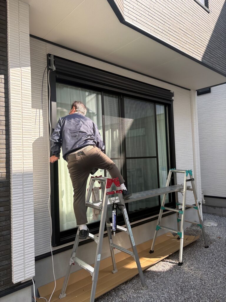 東京都日野市 K様邸 LIXIL製の手動シャッターをソムフィキットで電動化 – 日本ケイアンドアイ シャッター電動化 光通風雨戸